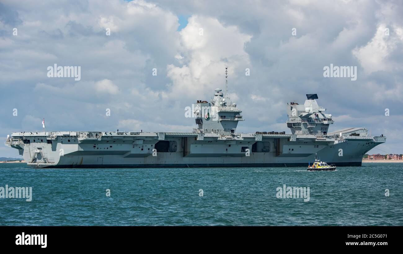 The Royal Navy aircraft carrier HMS Queen Elizabeth (R08) arrived back ...