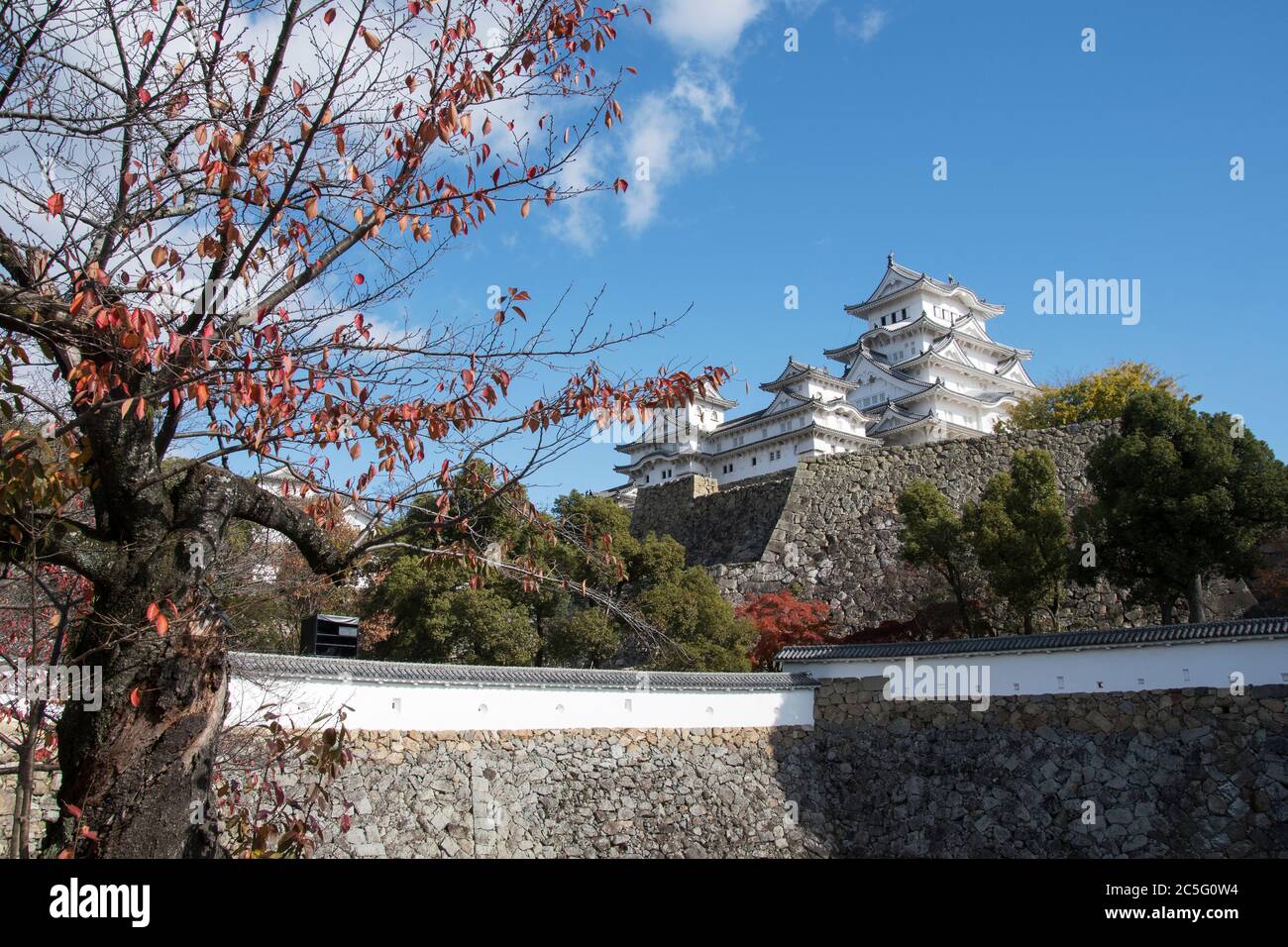 Beautiful white Himeji Castle in autumn season in Hyogo Prefecture ...