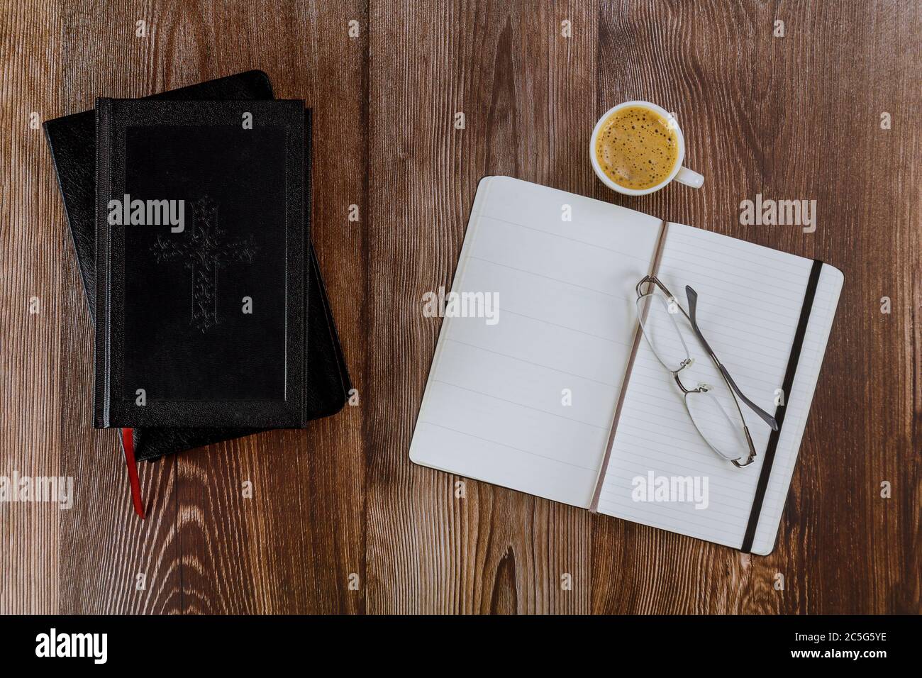 Open bible study hi-res stock photography and images - Alamy
