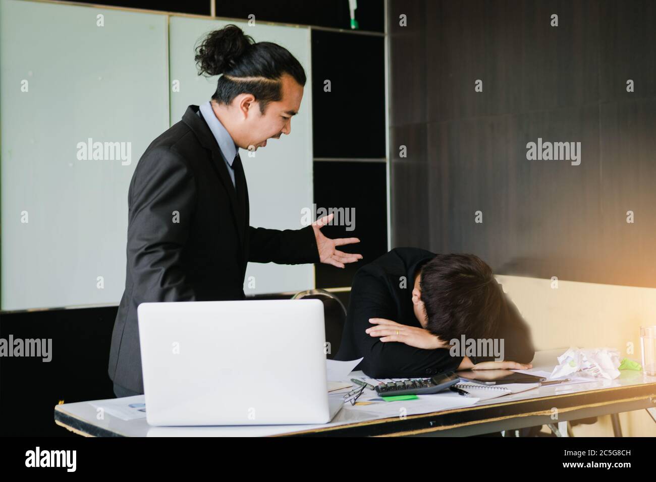 Boss shouting to employee while mistake working Stock Photo - Alamy