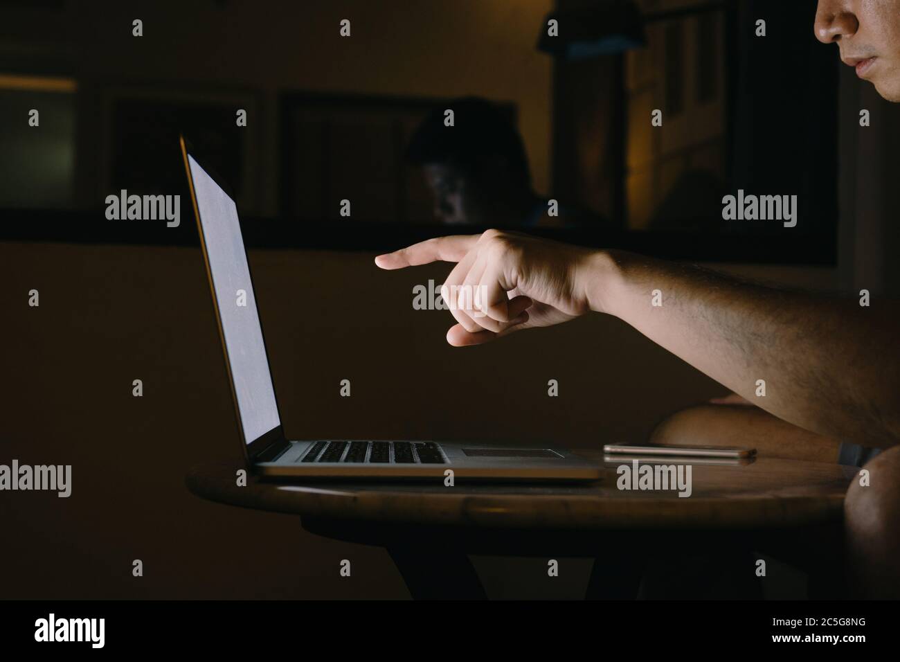 People watching computer screen hi-res stock photography and images - Alamy