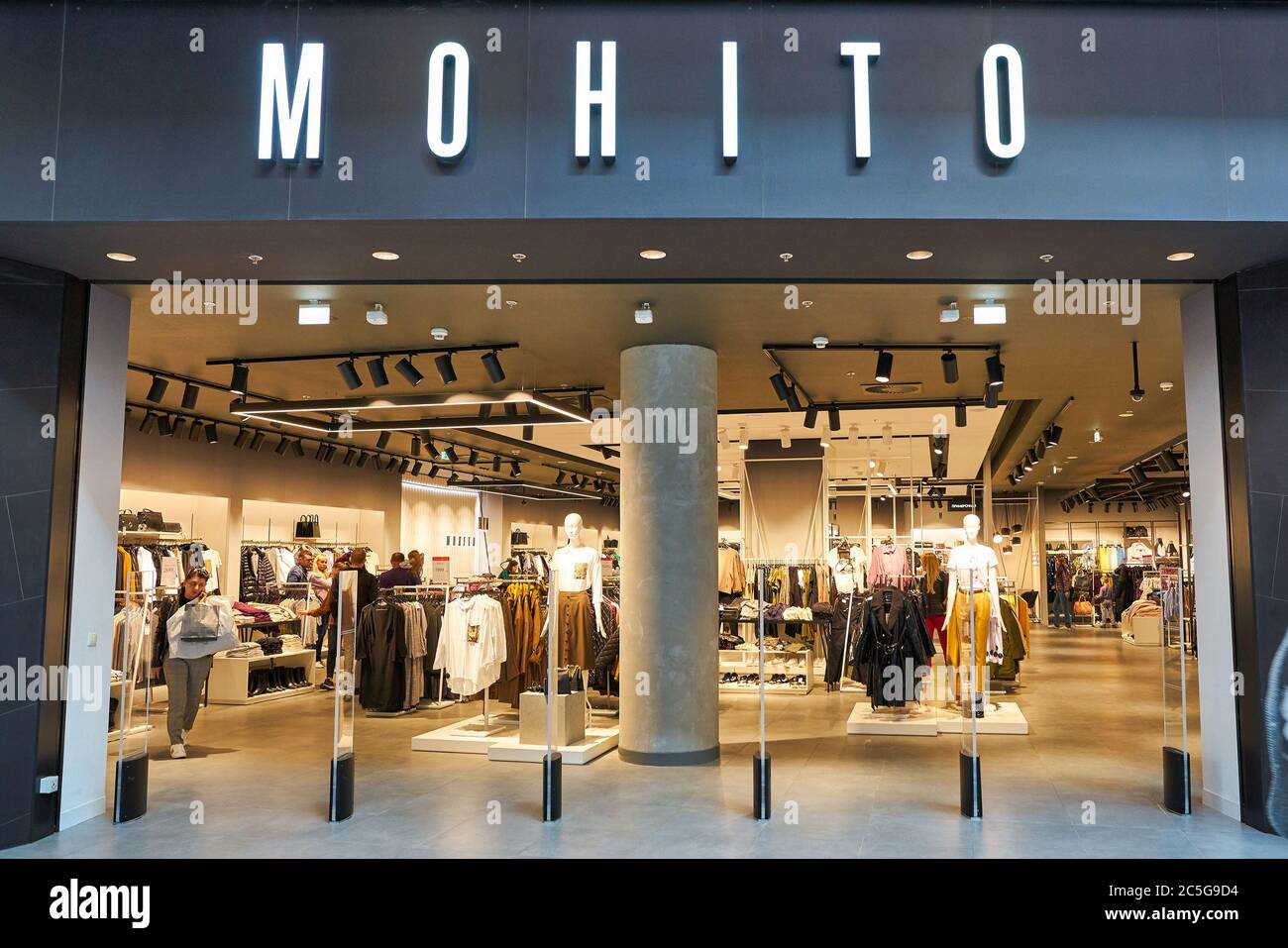 MOSCOW, RUSSIA - SEPTEMBER 14, 2019: entrance to Mohito store at ...