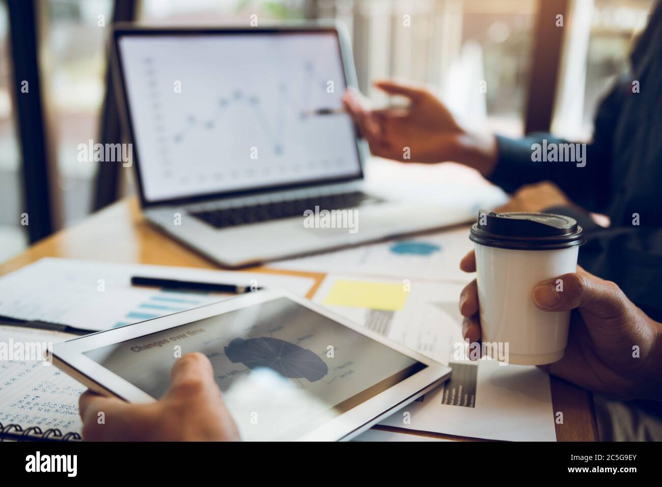 Financial statements computer screen hi-res stock photography and ...