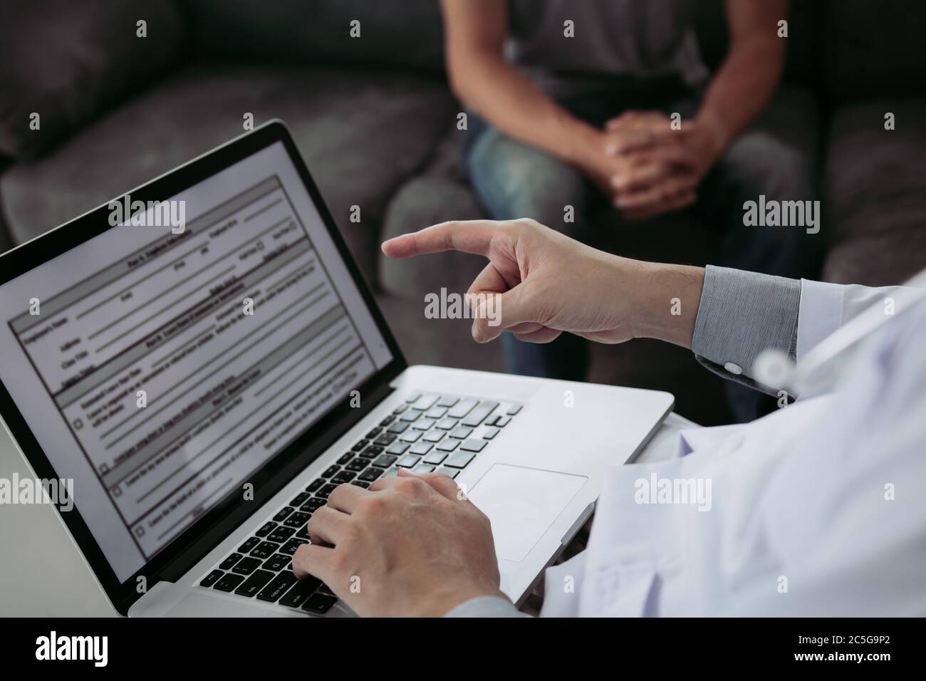 Doctor giving patient note hi-res stock photography and images - Alamy