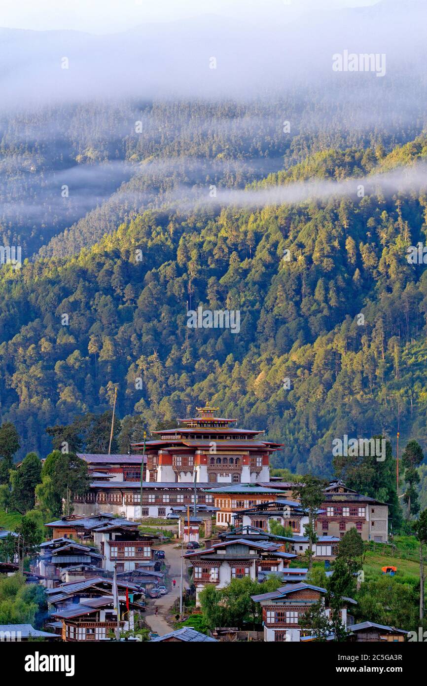 Gangtey Goemba (Gangtey Monastery) rising above Gangtey village Stock ...