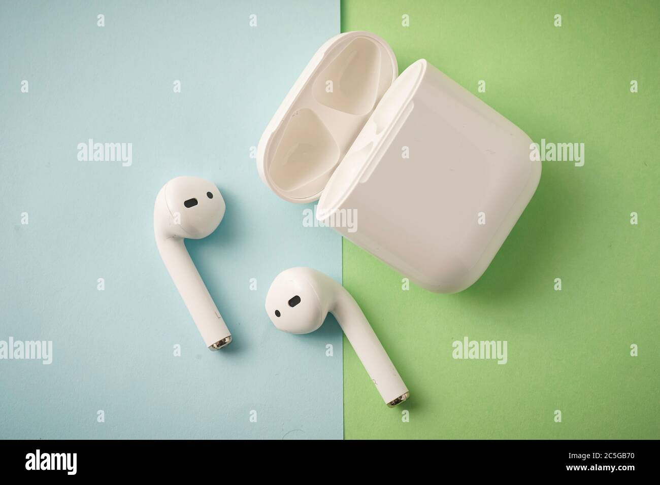 Airpod apple box hi-res stock photography and images - Alamy