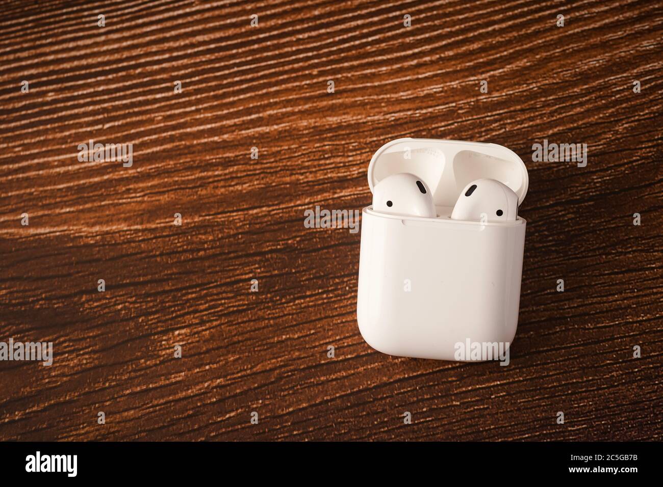Airpod apple box hi-res stock photography and images - Alamy