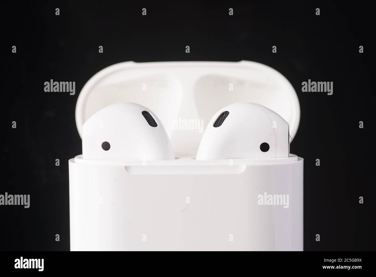 Airpod apple box hi-res stock photography and images - Alamy