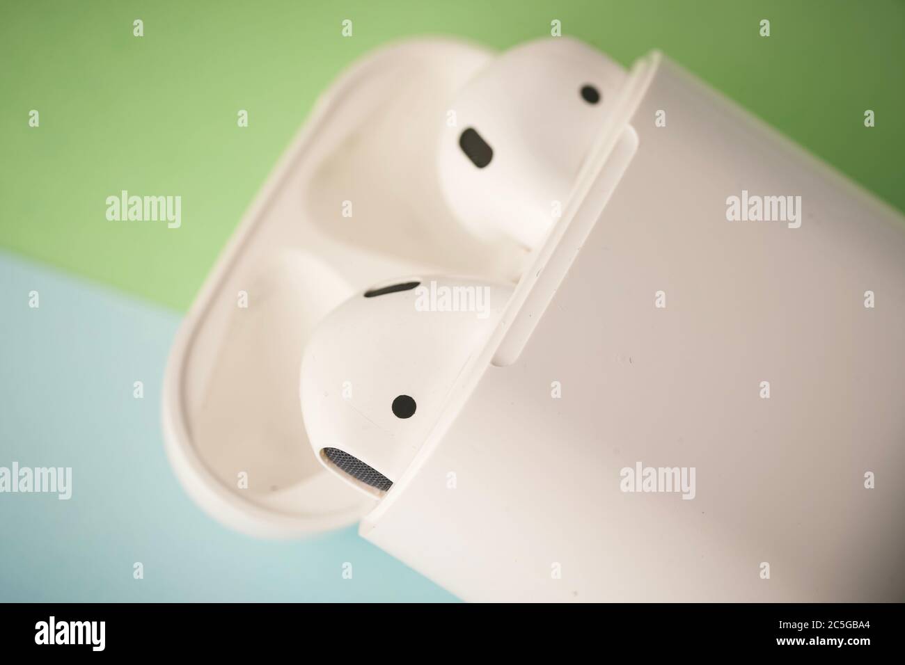 Airpod apple box hi-res stock photography and images - Alamy