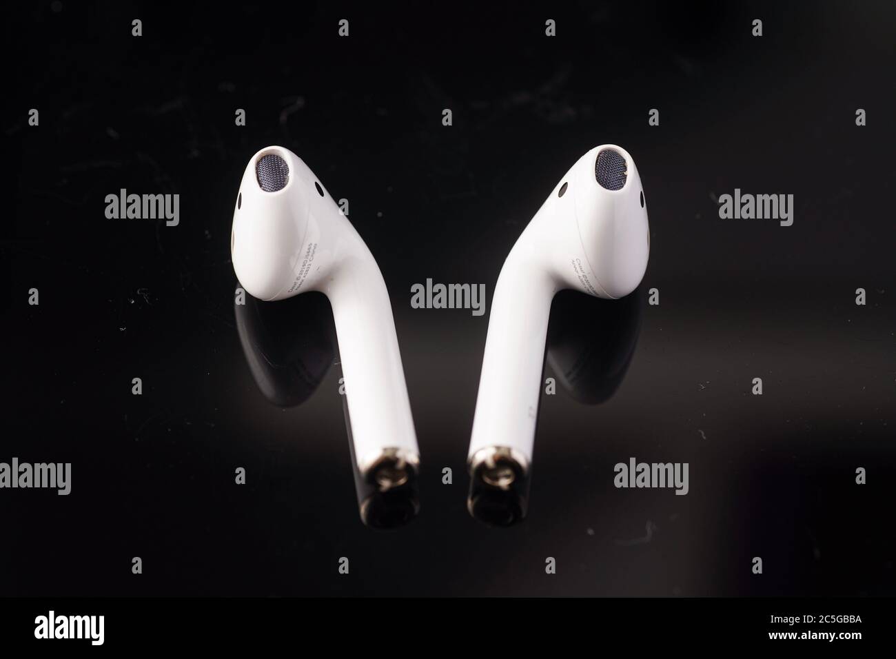 Airpod apple box hi-res stock photography and images - Alamy