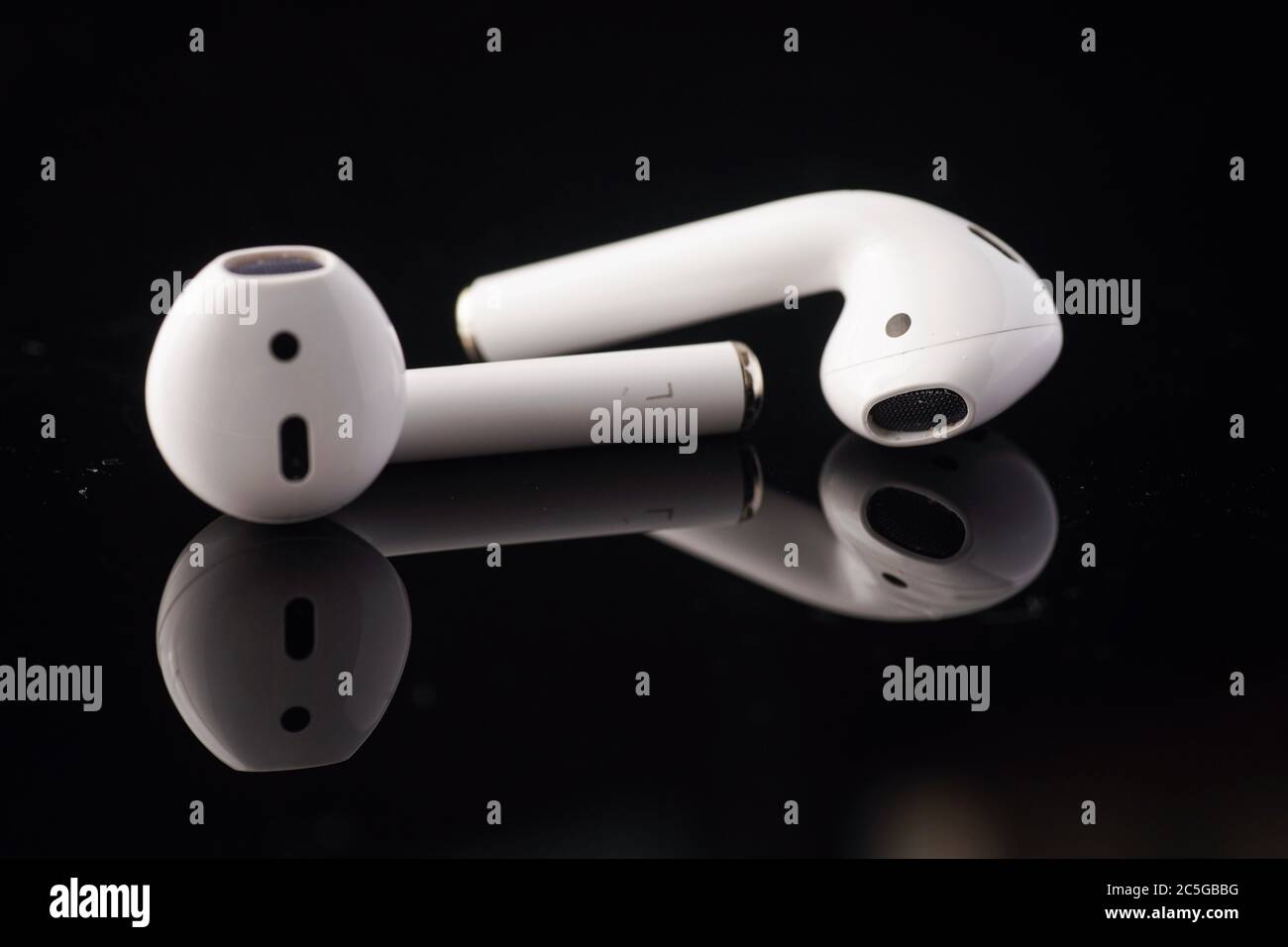 Airpod apple box hi-res stock photography and images - Alamy