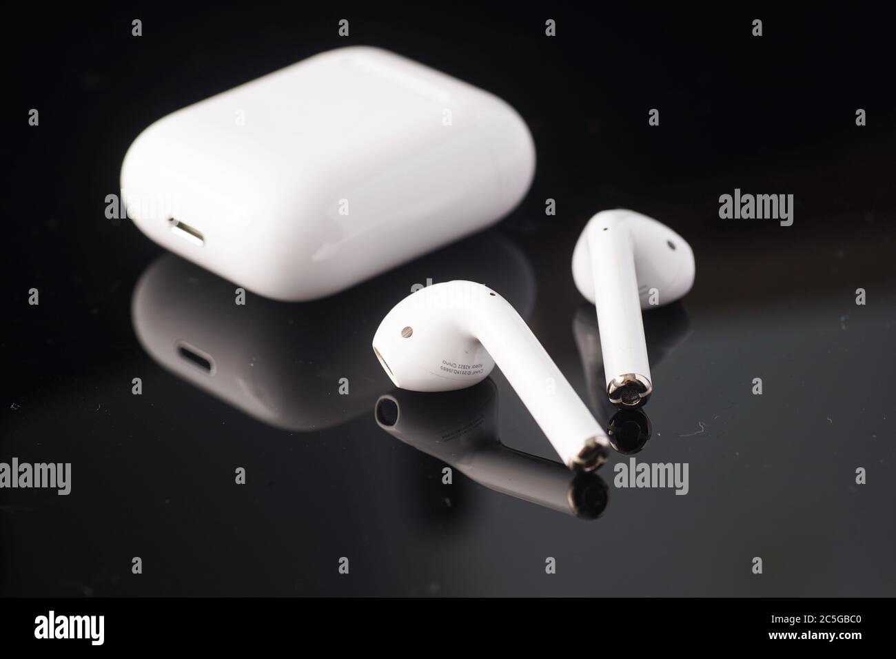 Airpod apple box hi-res stock photography and images - Alamy