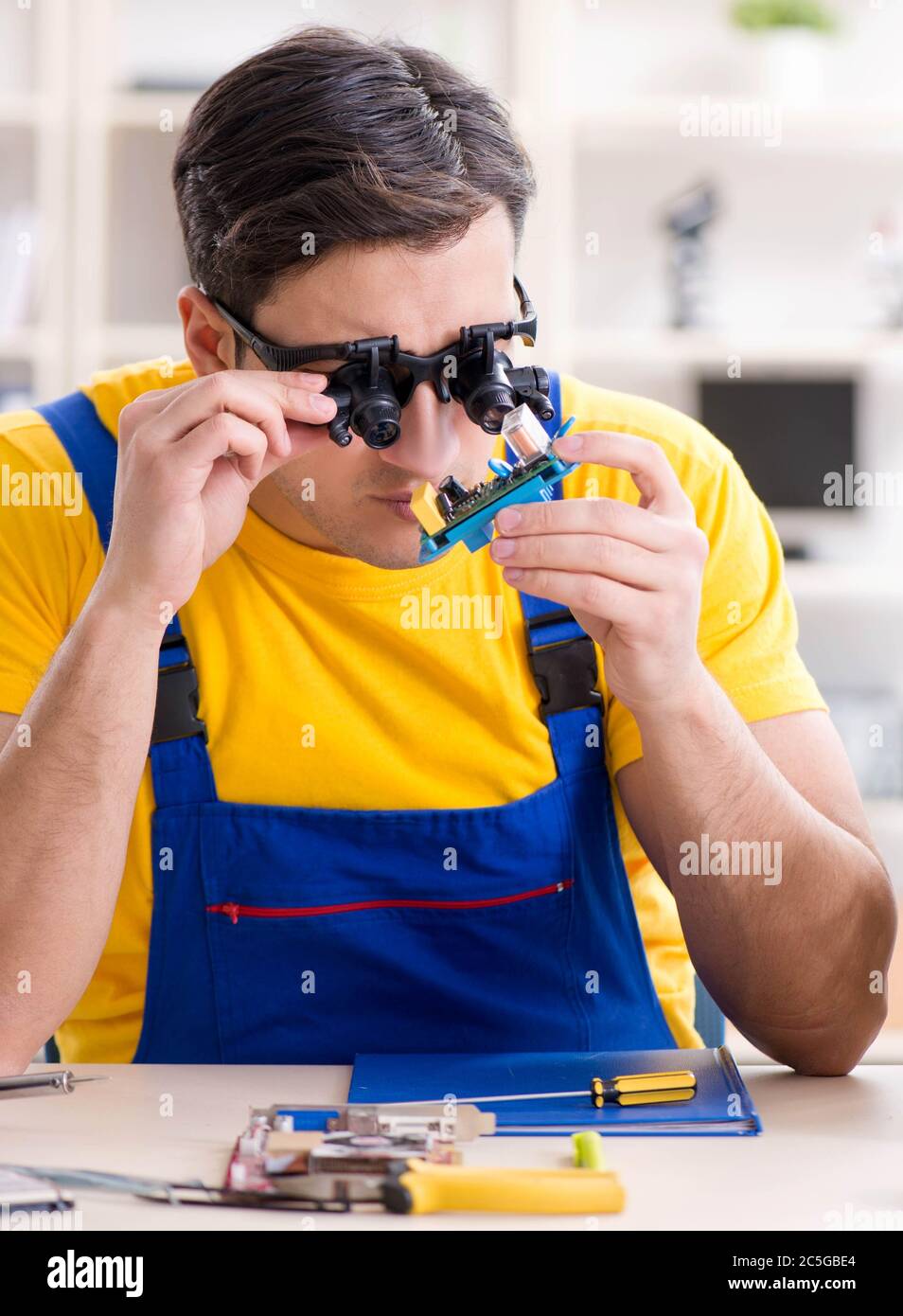 The computer repair technician repairing hardware Stock Photo - Alamy
