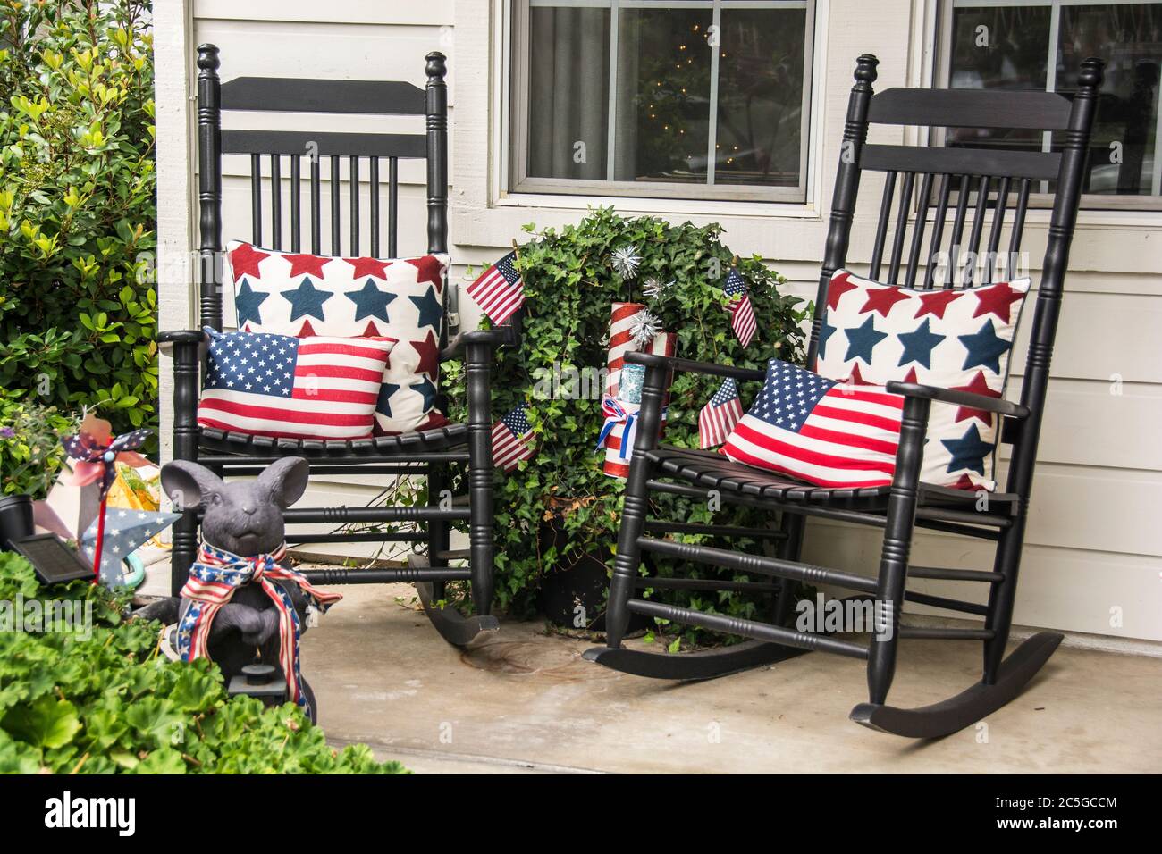 Two rocking chairs hi-res stock photography and images - Alamy