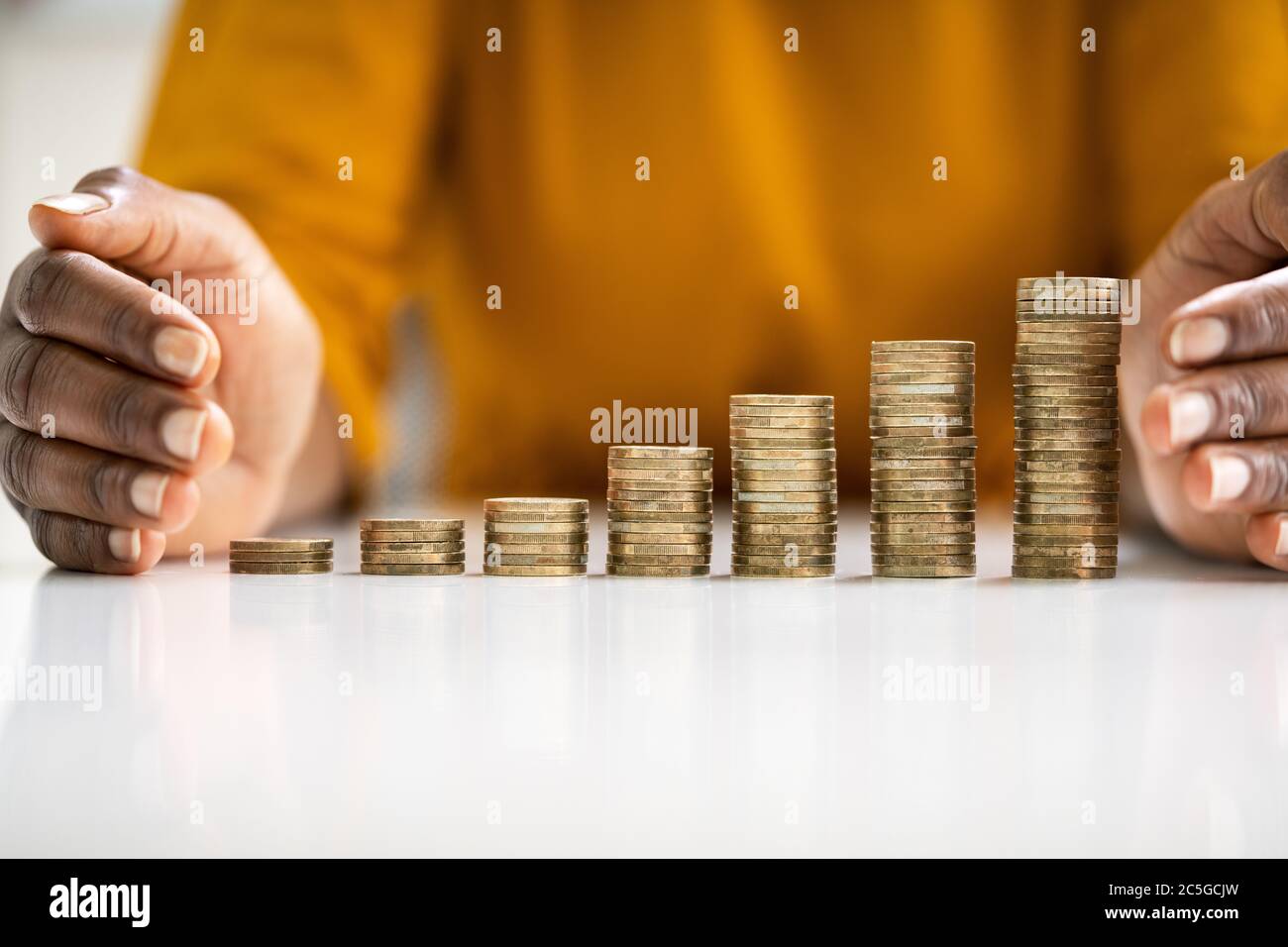 Stack of money desk hi-res stock photography and images - Alamy