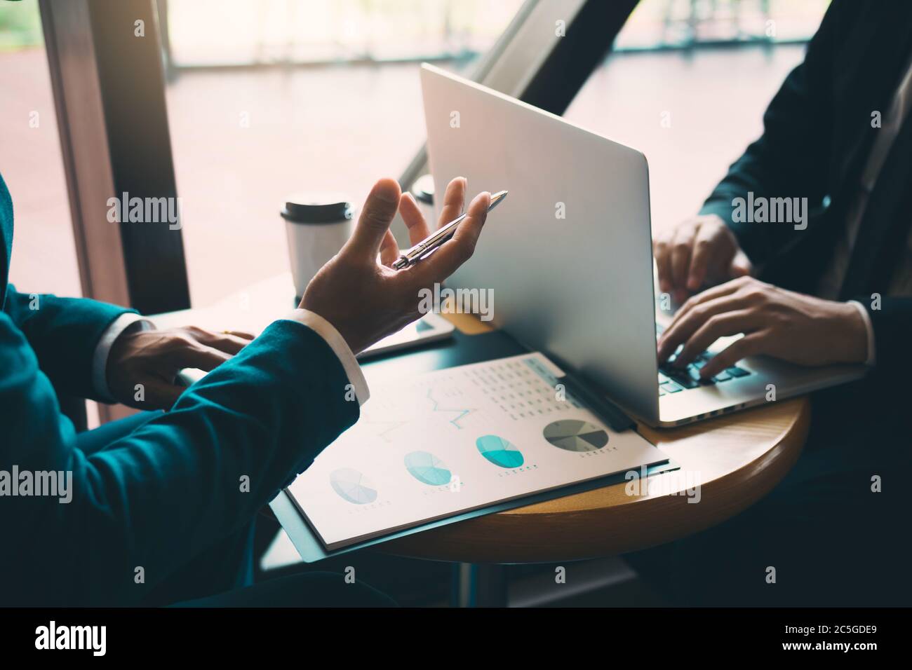 Financial statements computer screen hi-res stock photography and ...