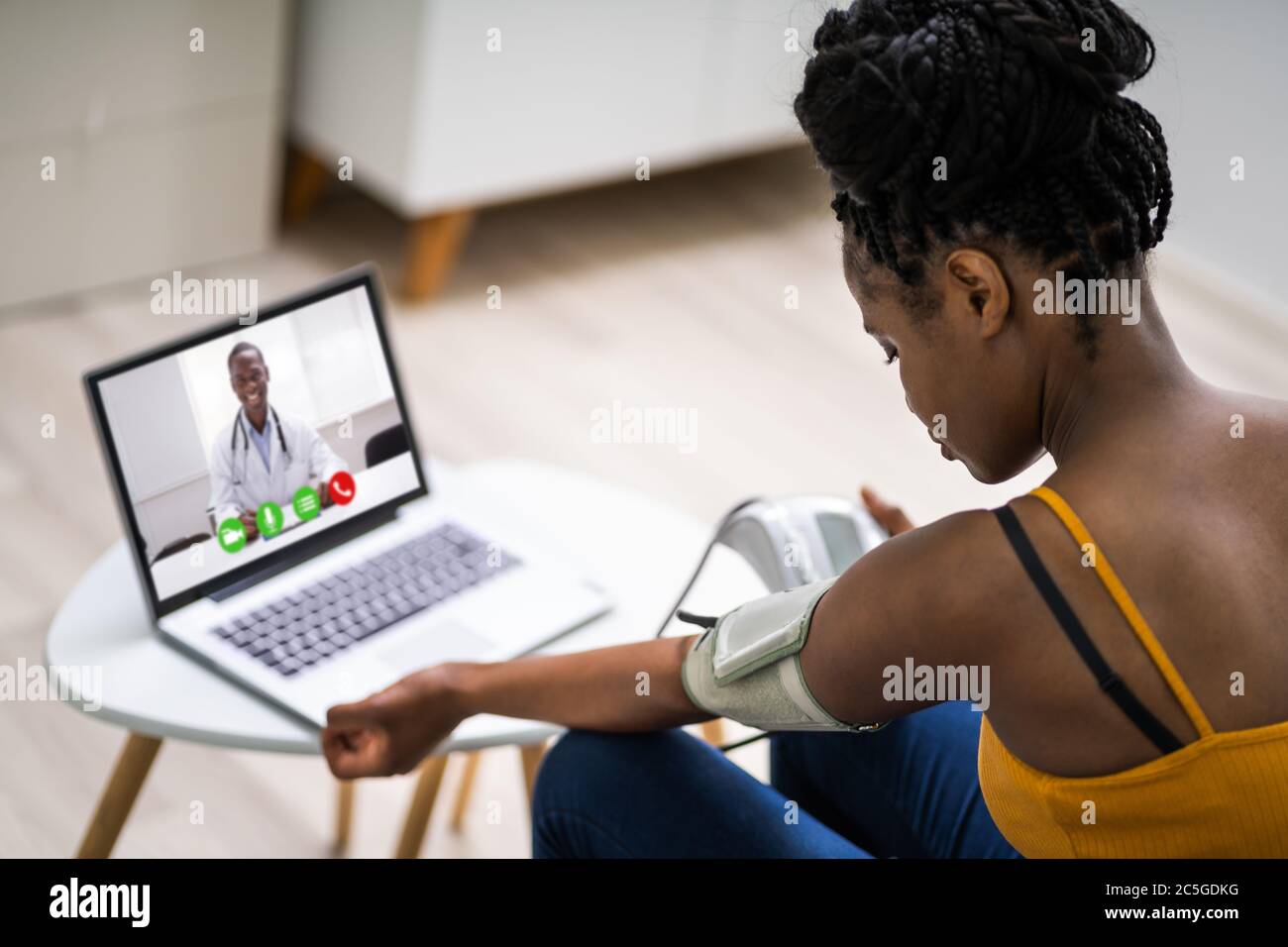 African doctor laptop hi-res stock photography and images - Alamy