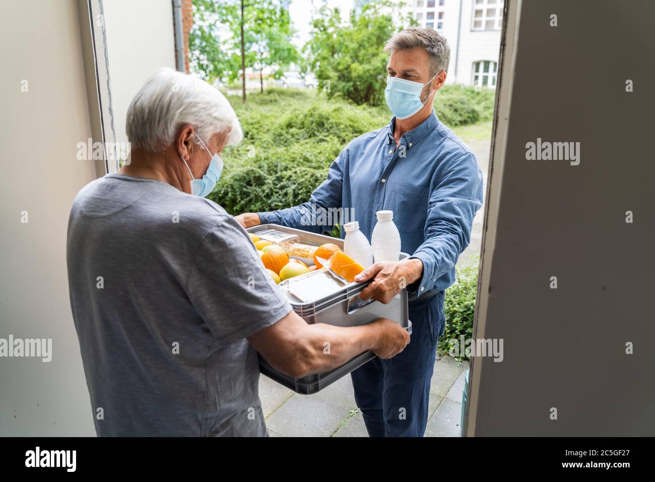 Shopping help hi-res stock photography and images - Alamy