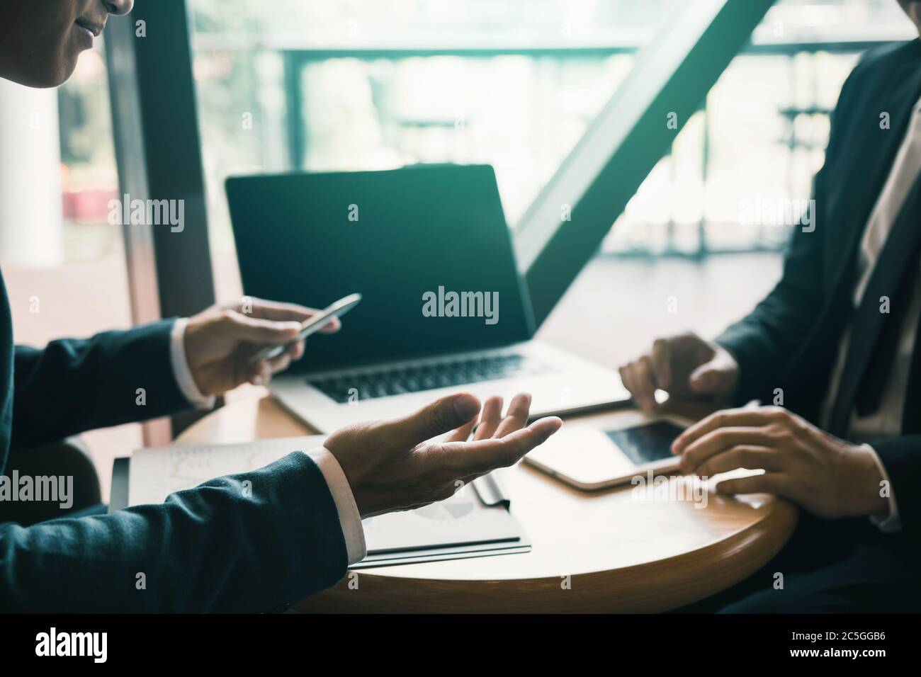 Financial statements computer screen hi-res stock photography and ...