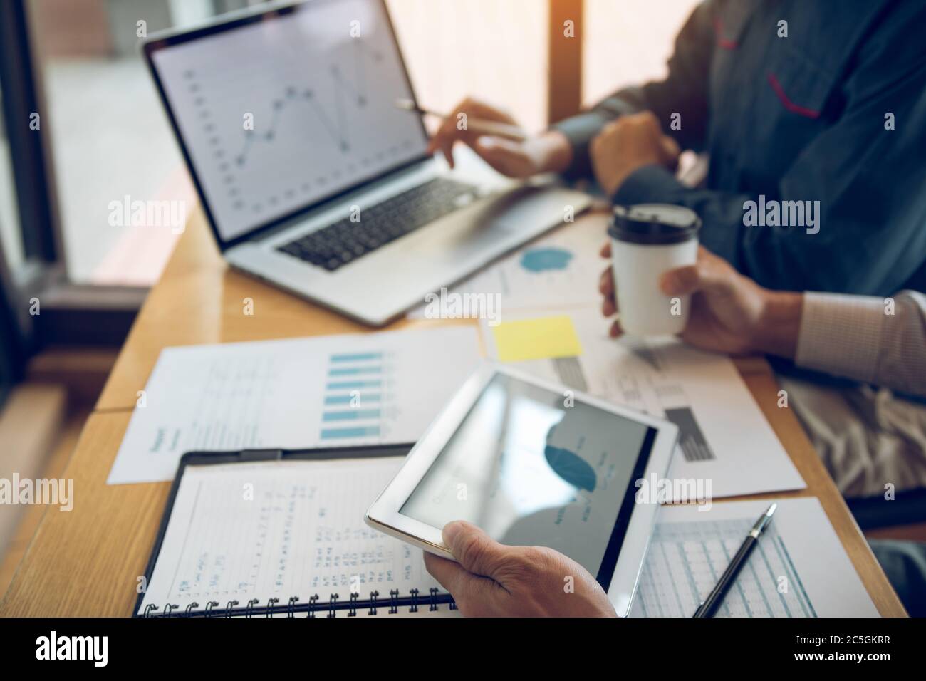Financial statements computer screen hi-res stock photography and ...