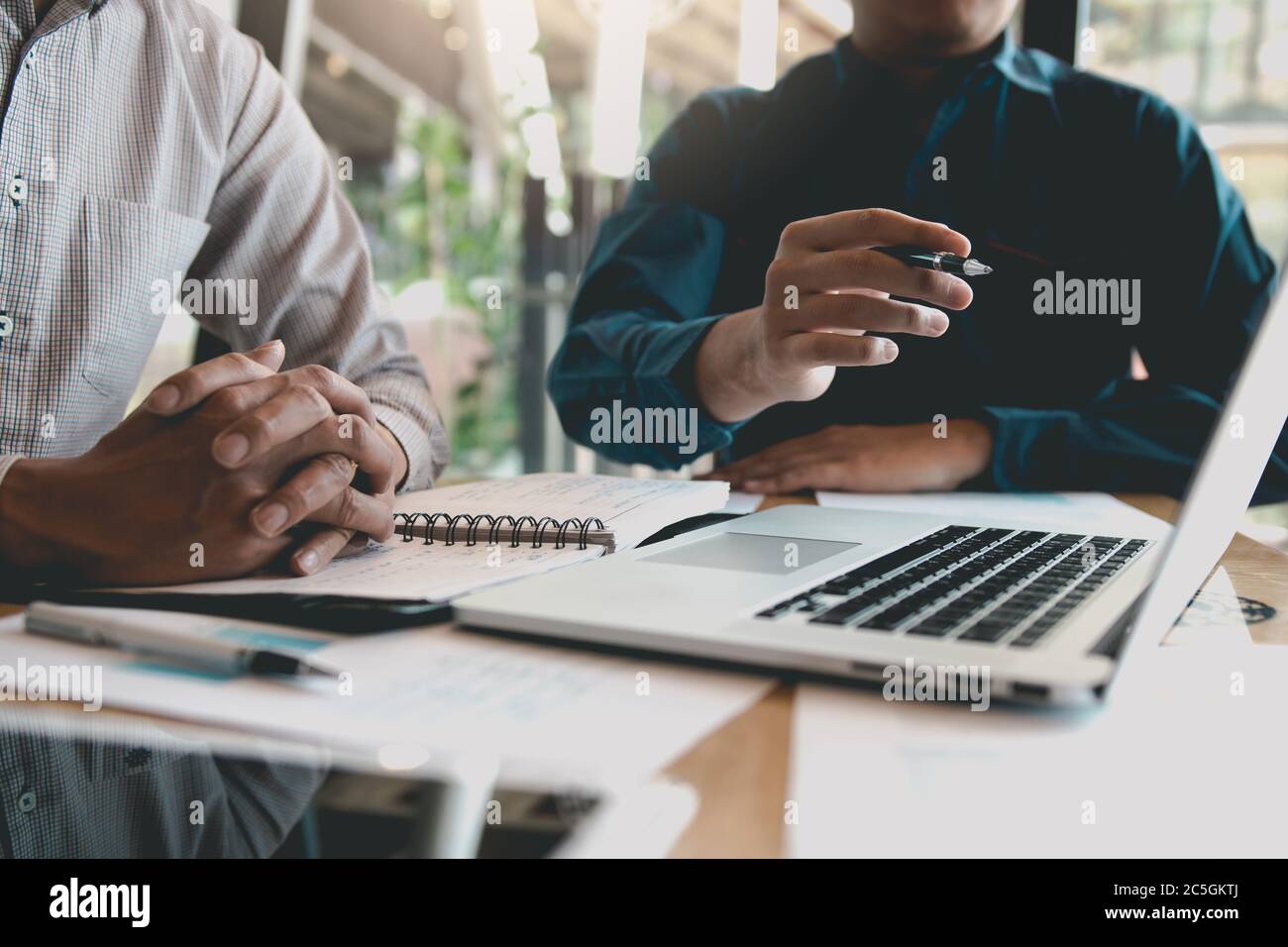 Financial statements computer screen hi-res stock photography and ...