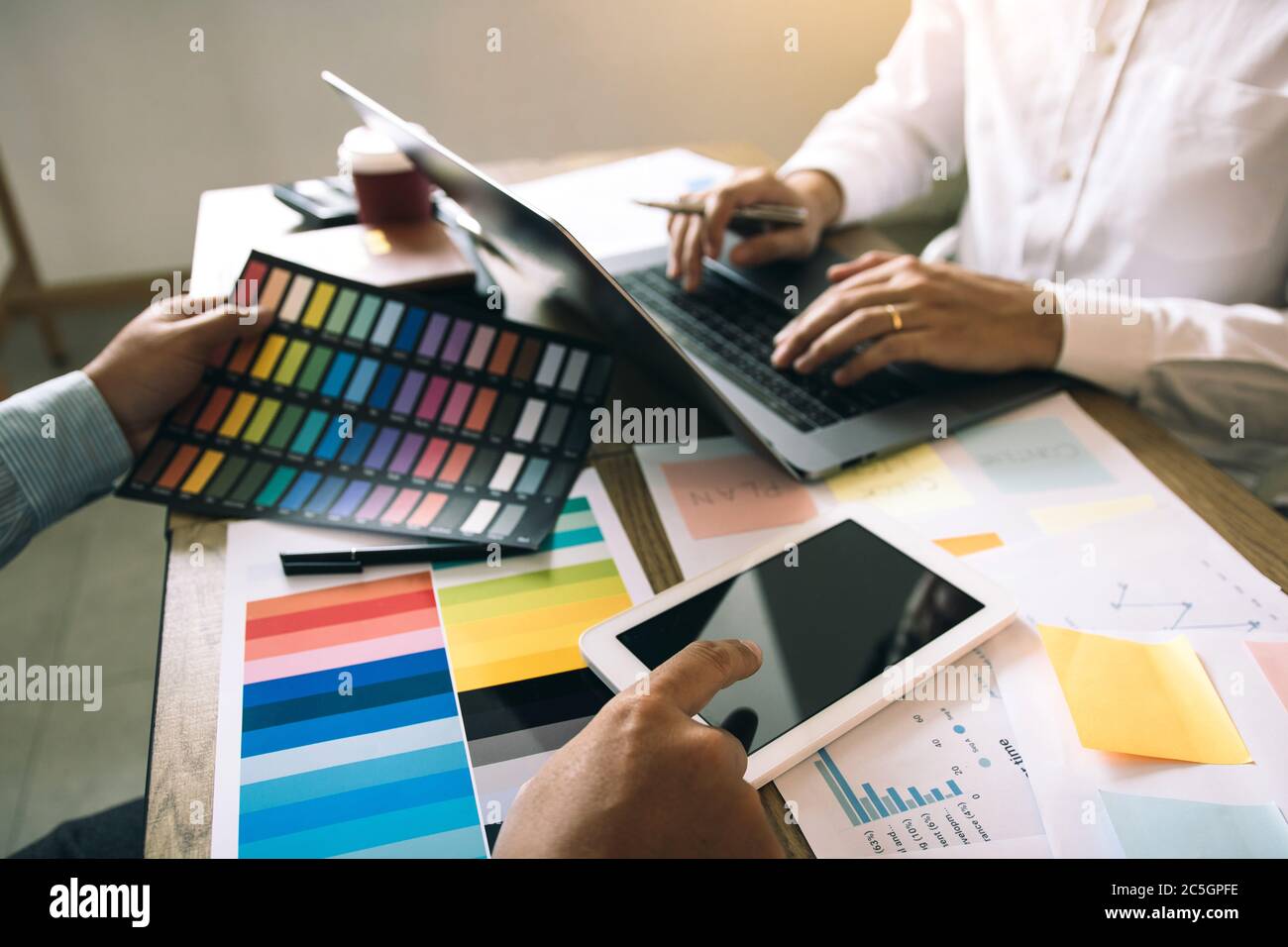 Financial statements computer screen hi-res stock photography and ...