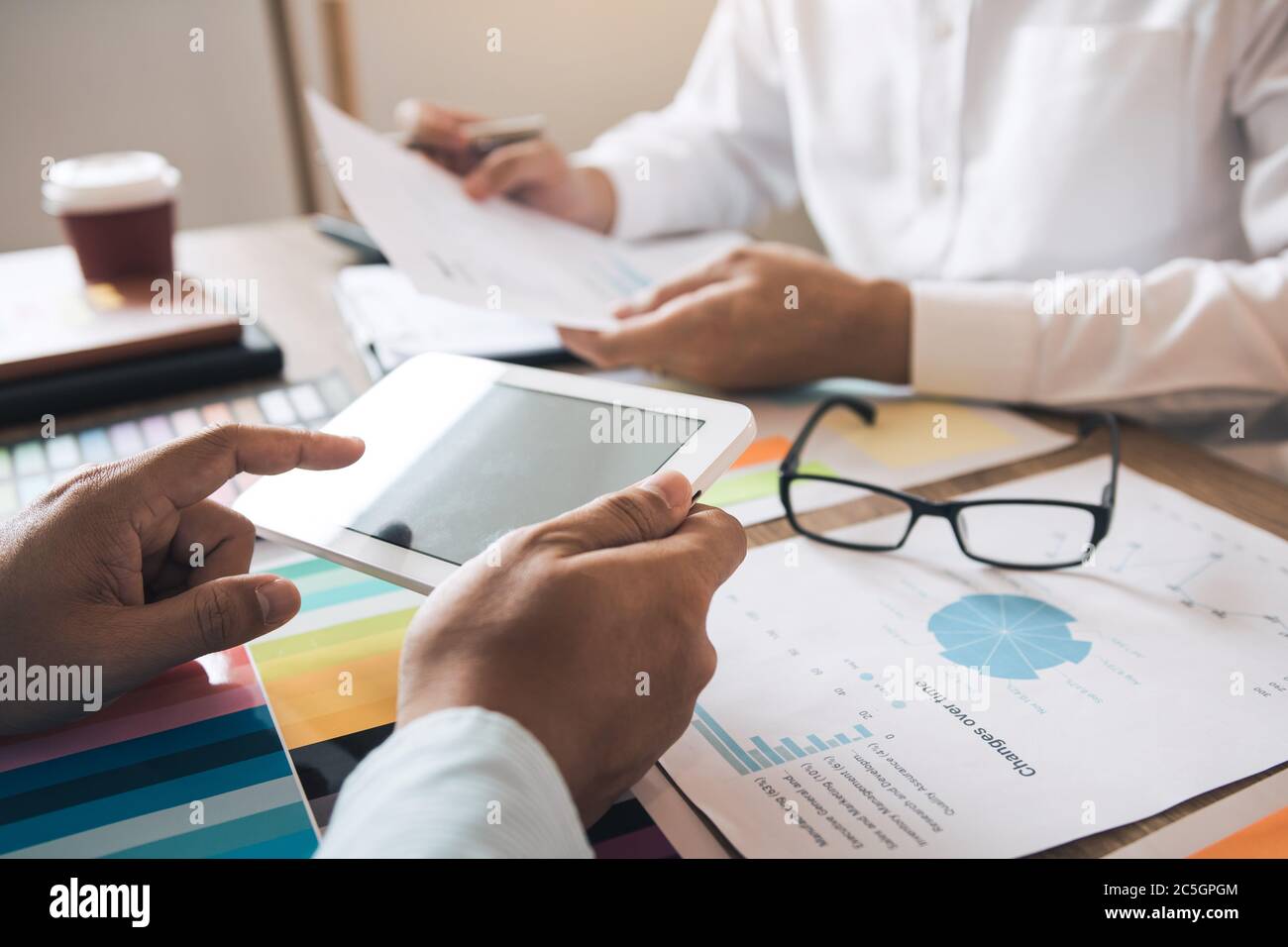 Financial statements computer screen hi-res stock photography and ...