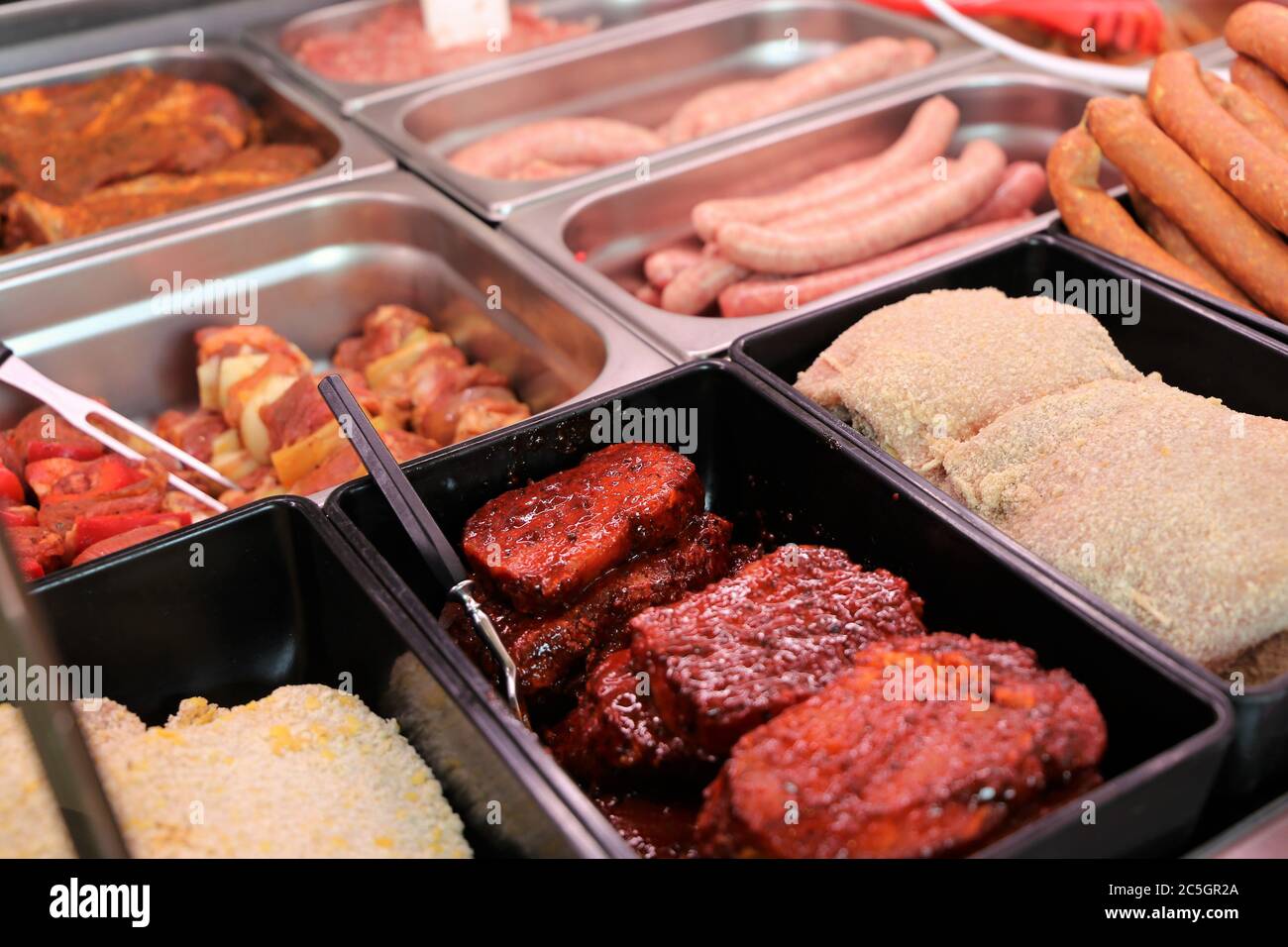 Variation feiner Fleischwaren in der Metzgerei (Variety of fine meat ...