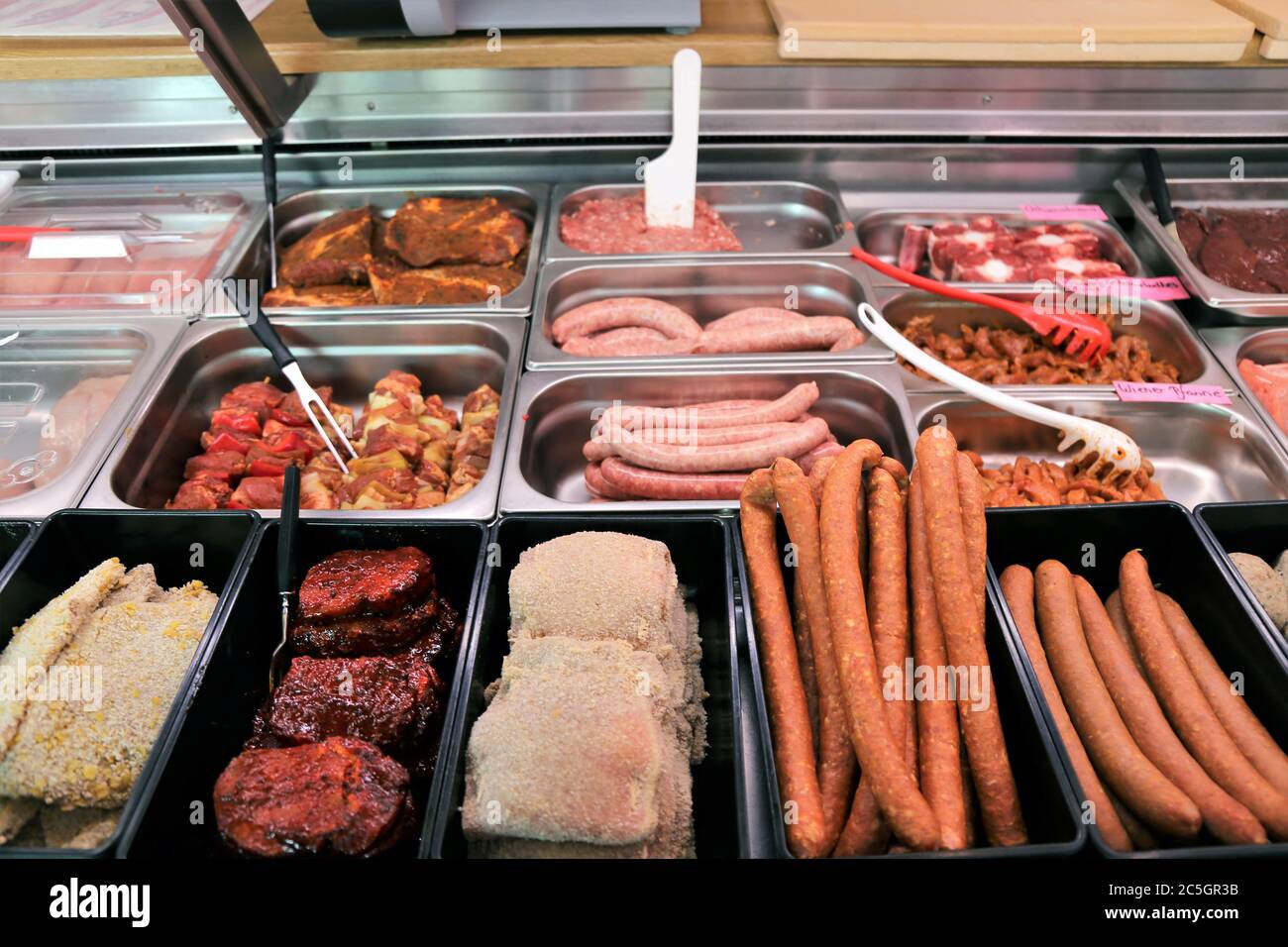 Variation feiner Fleischwaren in der Metzgerei (Variety of fine meat ...
