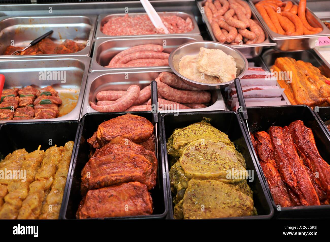 Variation feiner Fleischwaren in der Metzgerei (Variety of fine meat ...