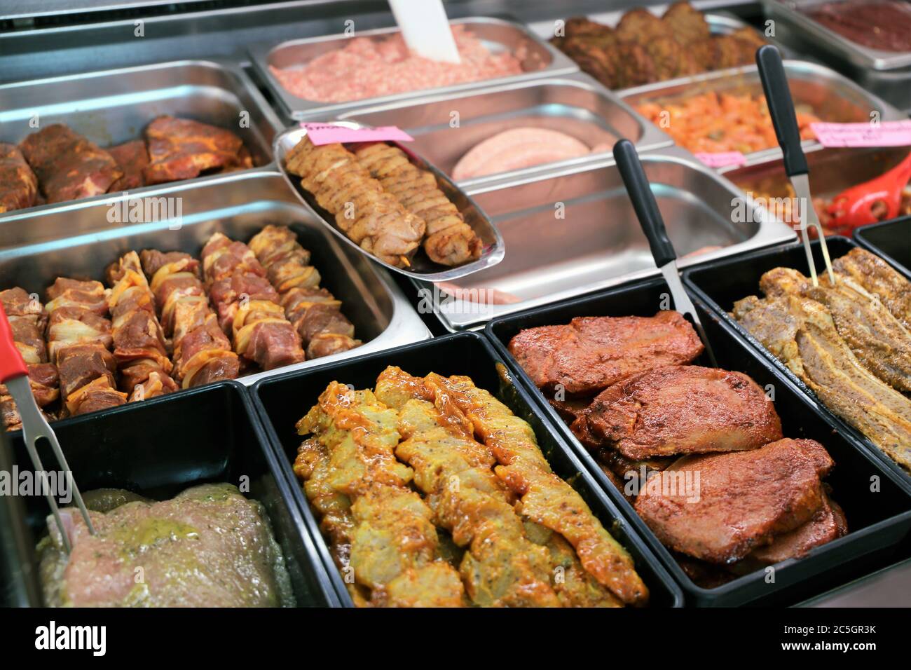 Variation feiner Fleischwaren in der Metzgerei (Variety of fine meat ...