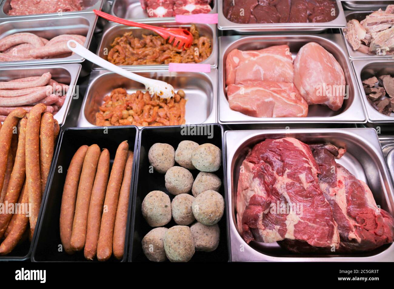 Variation feiner Fleischwaren in der Metzgerei (Variety of fine meat ...