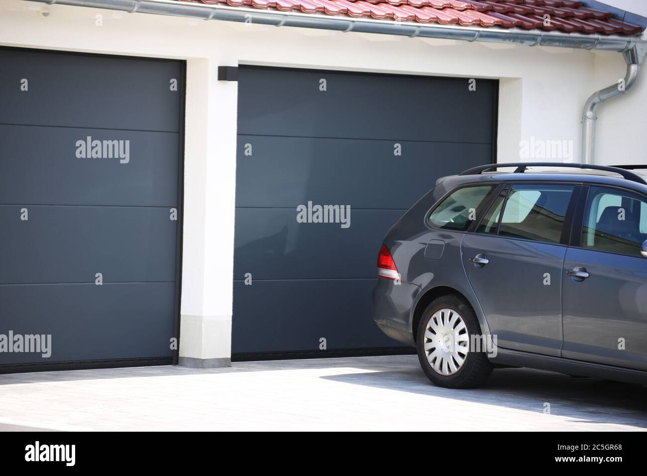 Garagentor tor hi-res stock photography and images - Alamy