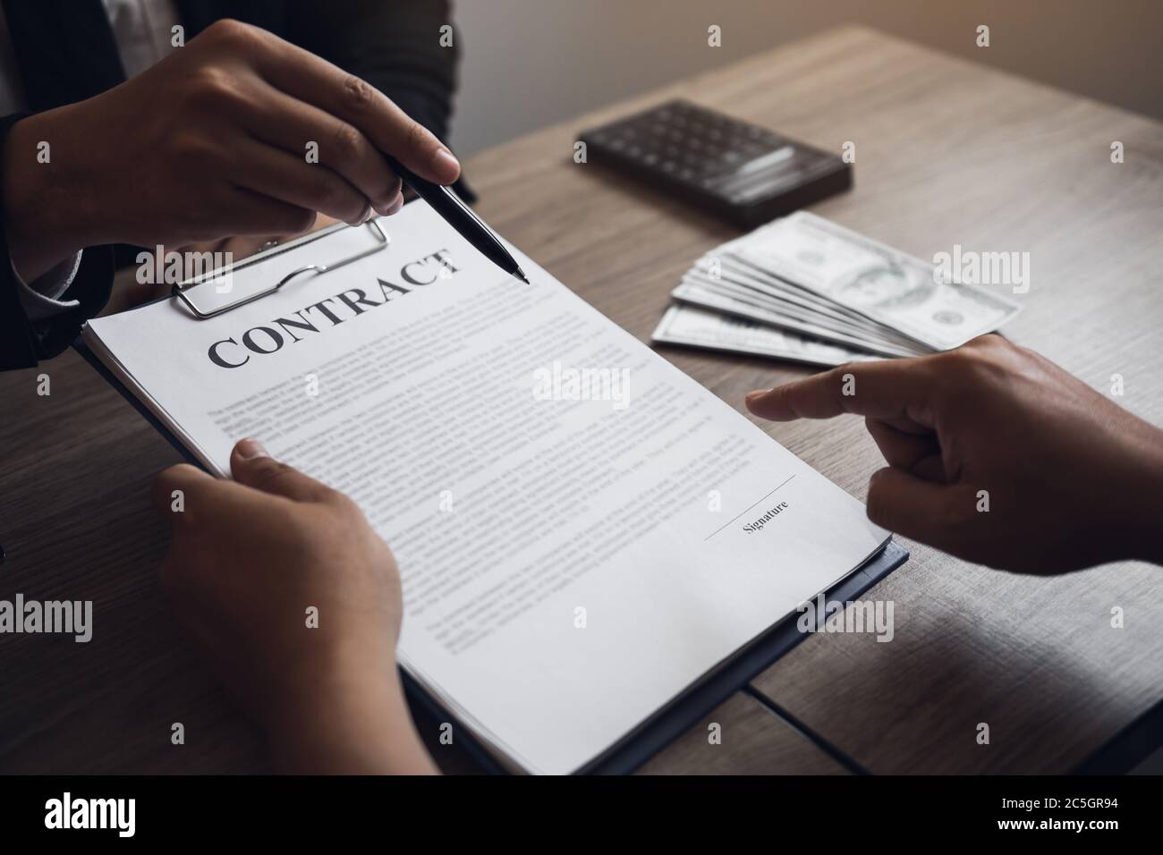 Signing contracts hi-res stock photography and images - Alamy
