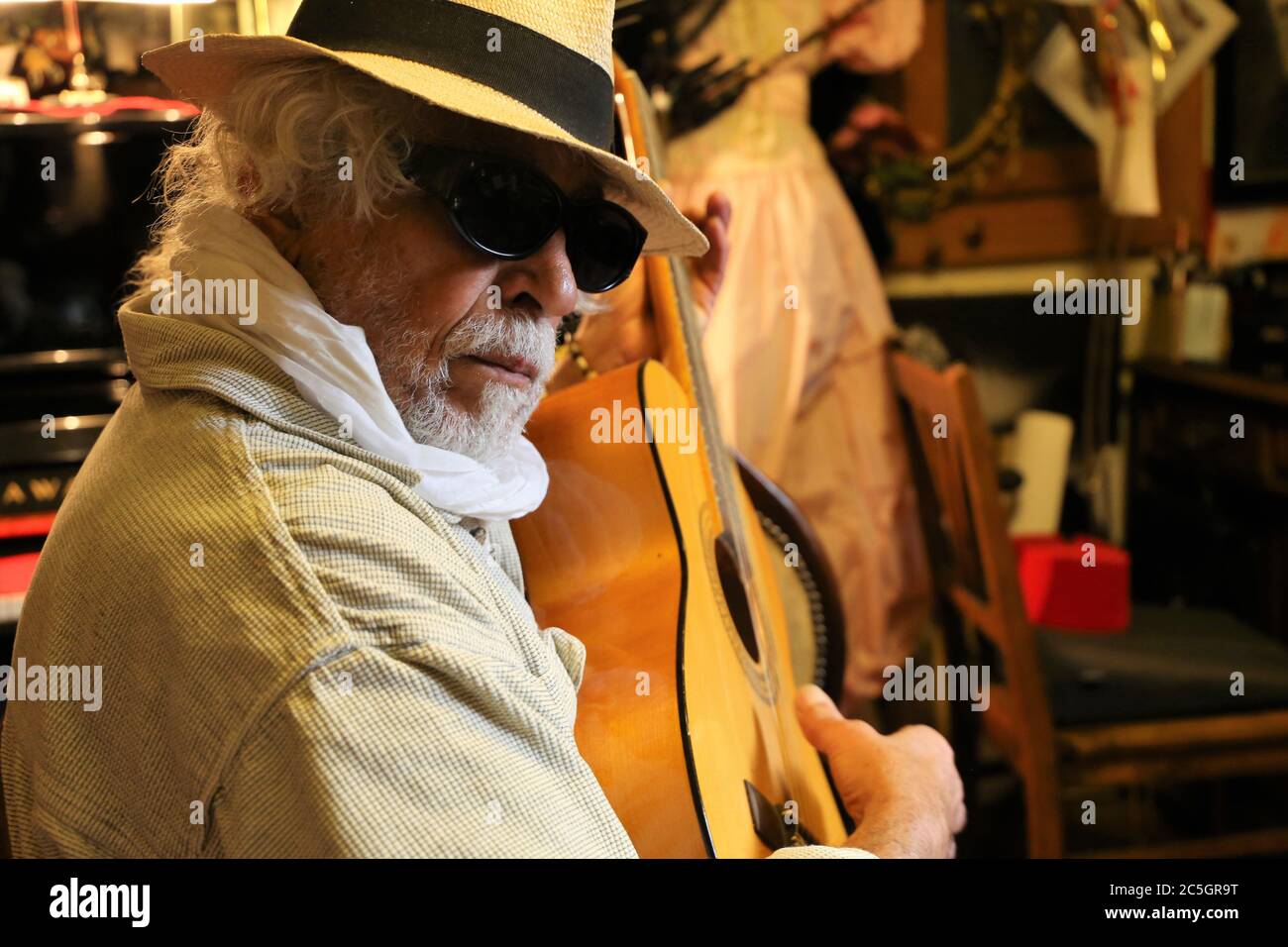 Gitarrenspieler, Musiker spielt auf der Gitarre (Creative, Model ...