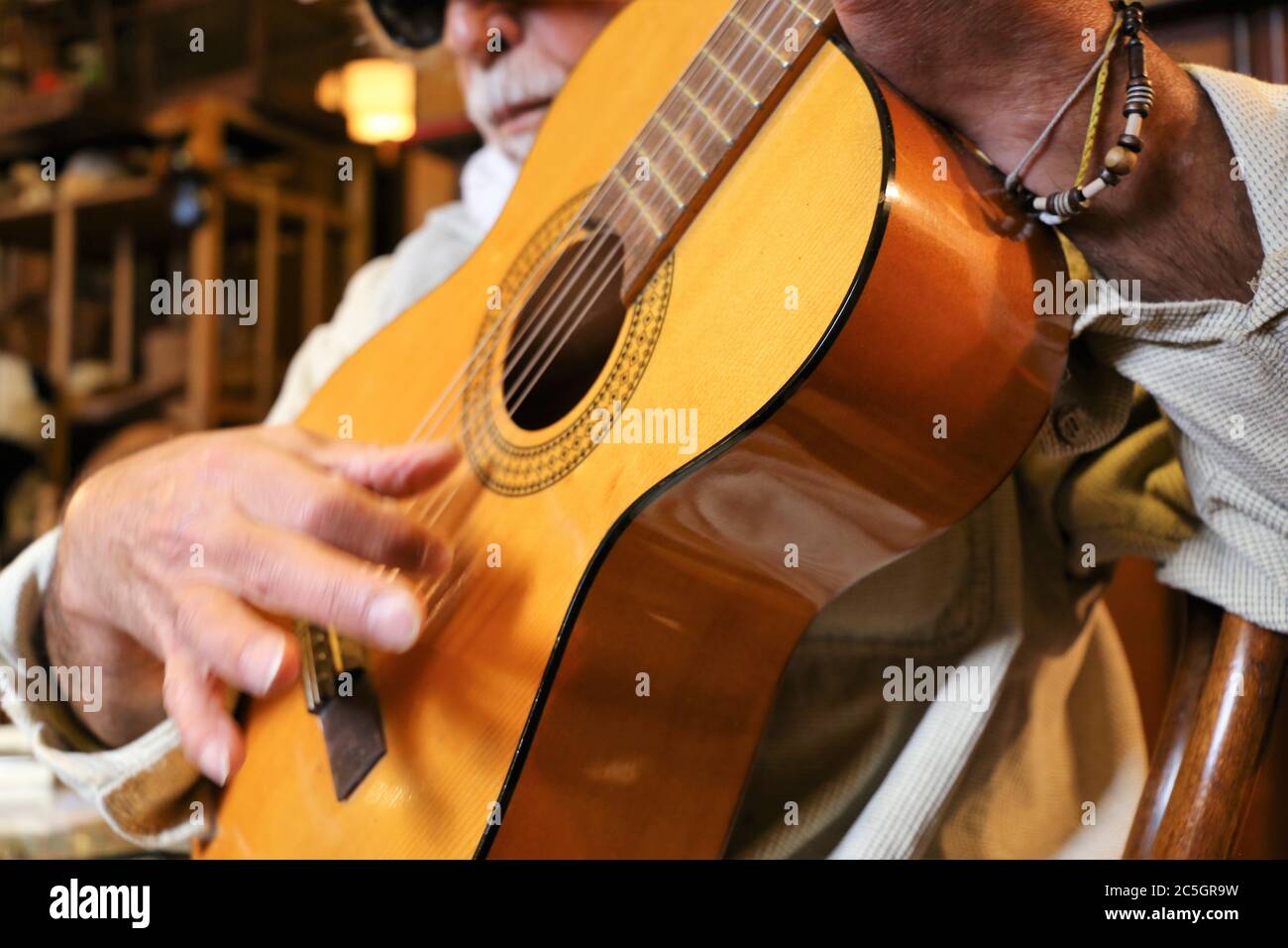 Gitarrenspieler, Musiker spielt auf der Gitarre (Creative, Model ...