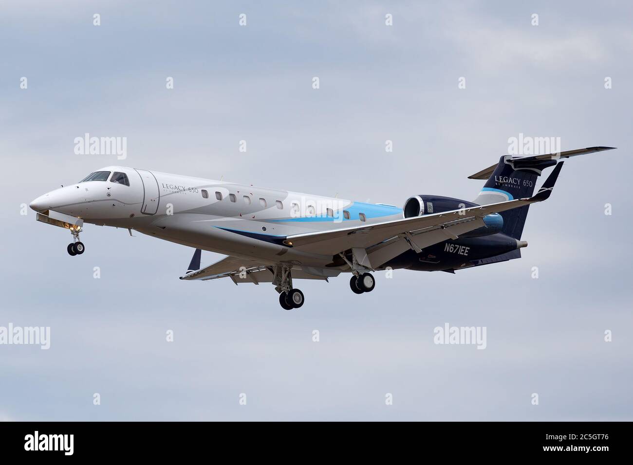 Embraer Legacy 650 large business jet aircraft N671EE on approach to ...