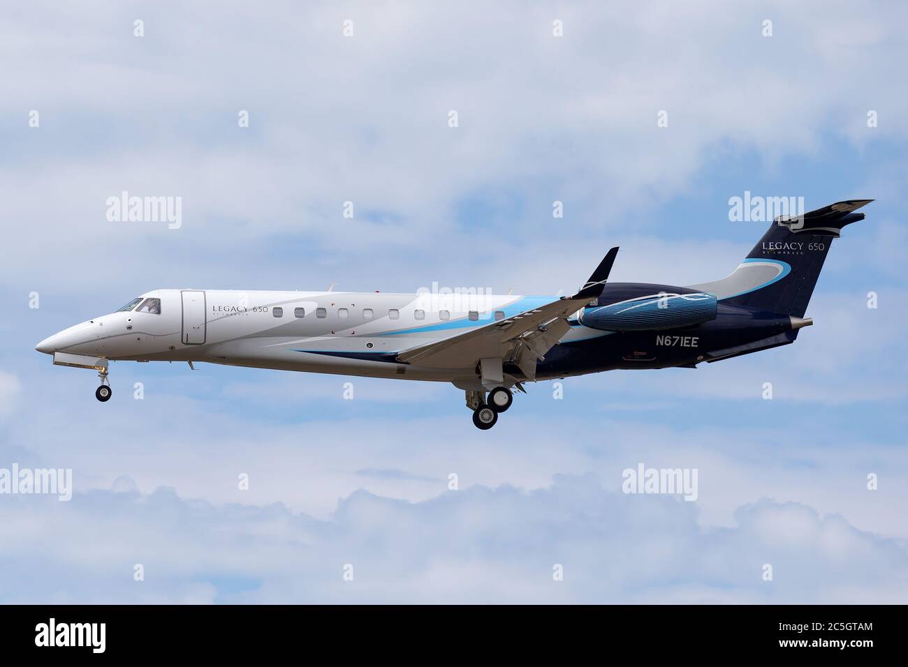 Embraer Legacy 650 large business jet aircraft N671EE on approach to ...