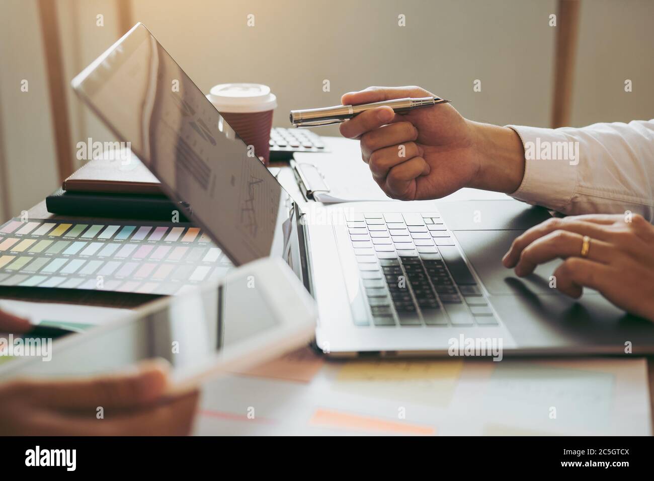 Financial statements computer screen hi-res stock photography and ...