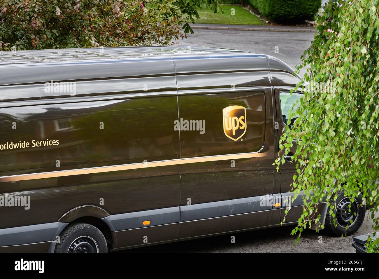 Ups delivery service hi-res stock photography and images - Alamy