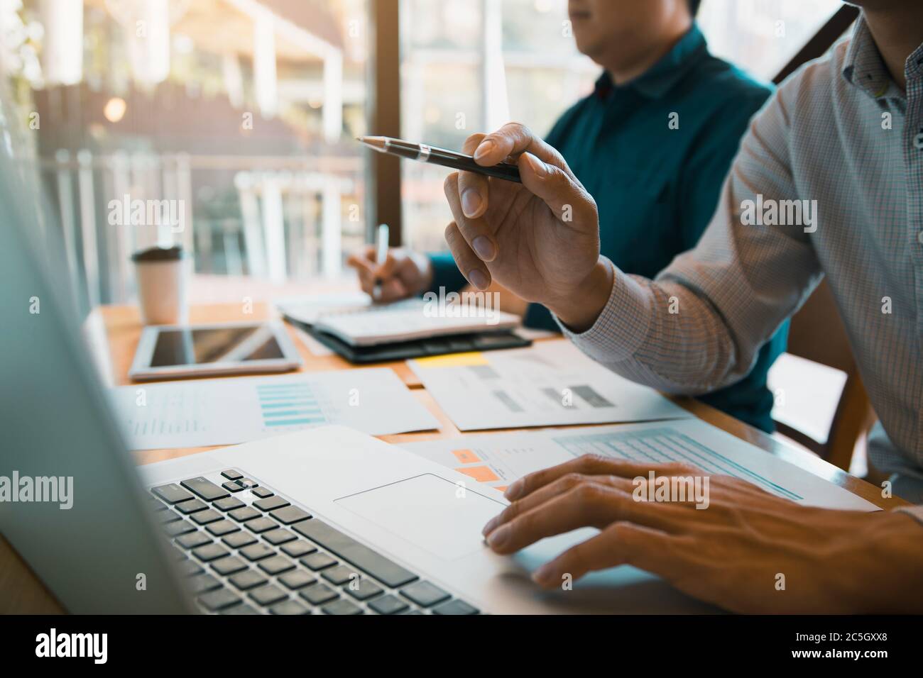 Financial statements computer screen hi-res stock photography and ...