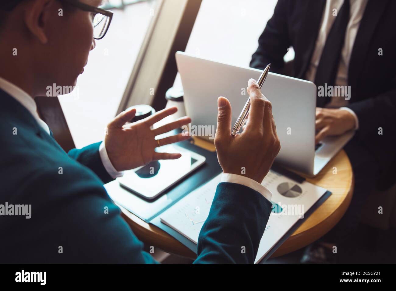 Financial statements computer screen hi-res stock photography and ...