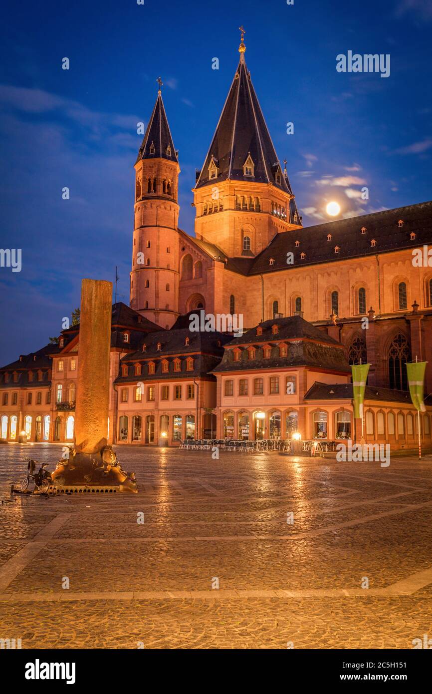 Downtown frankfurt moon hi-res stock photography and images - Alamy