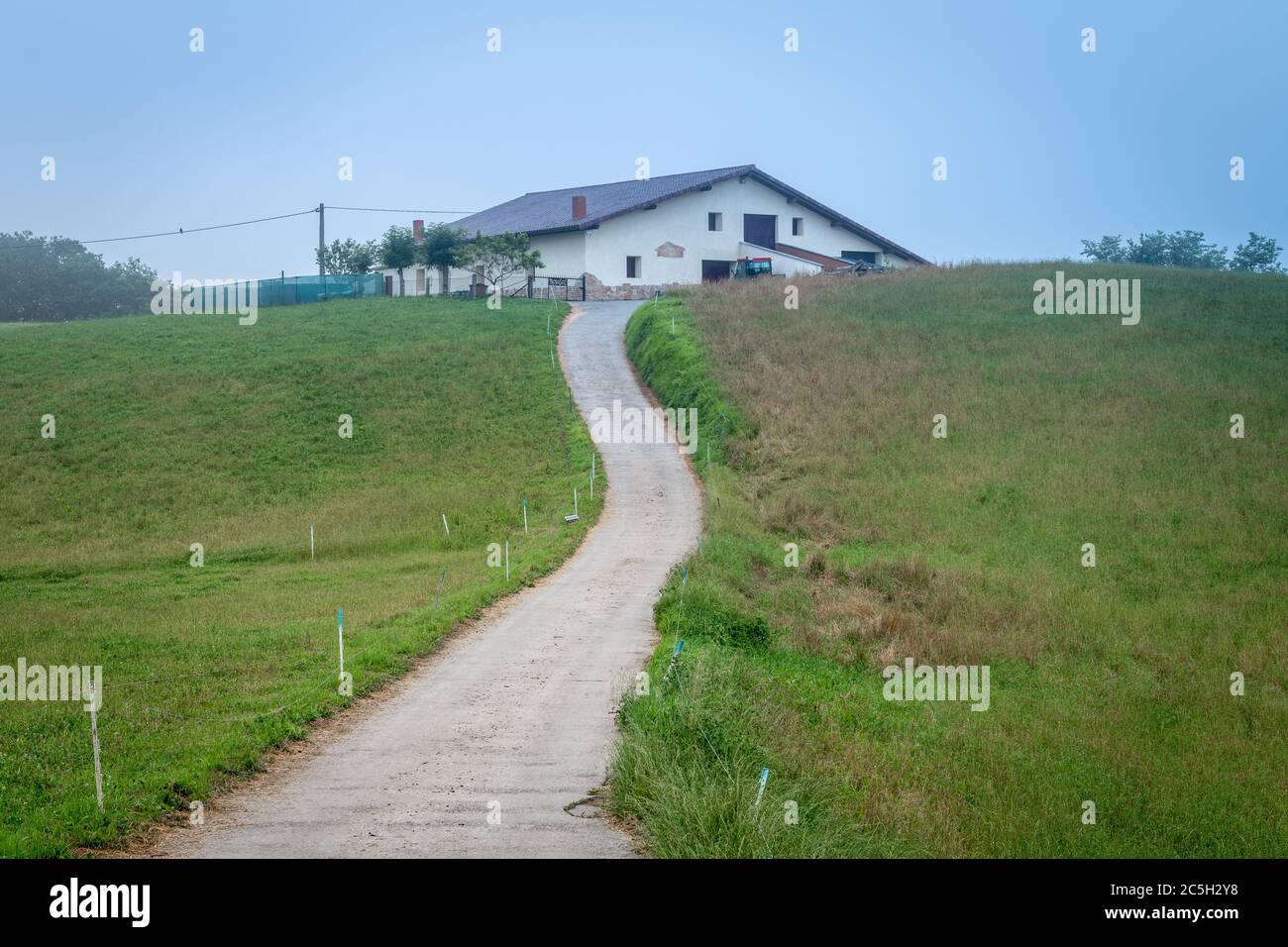 Country farmhouse country farmhouse hi-res stock photography and images ...