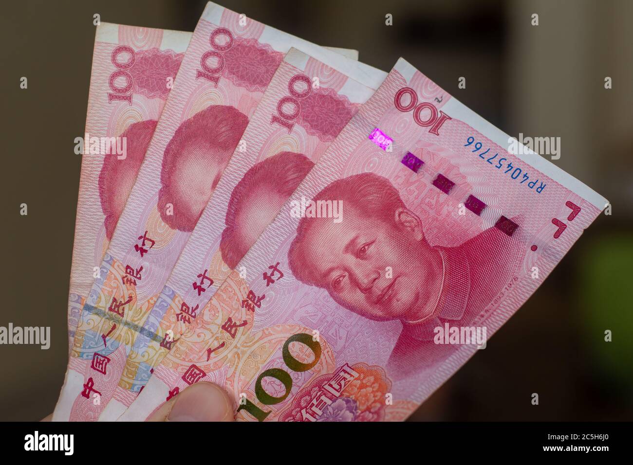 Giving bank notes hi-res stock photography and images - Alamy