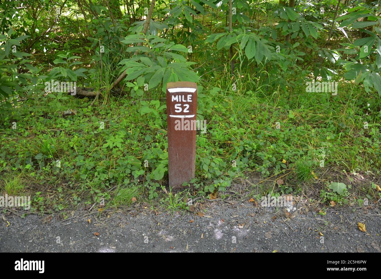 Green mile marker sign hi-res stock photography and images - Alamy
