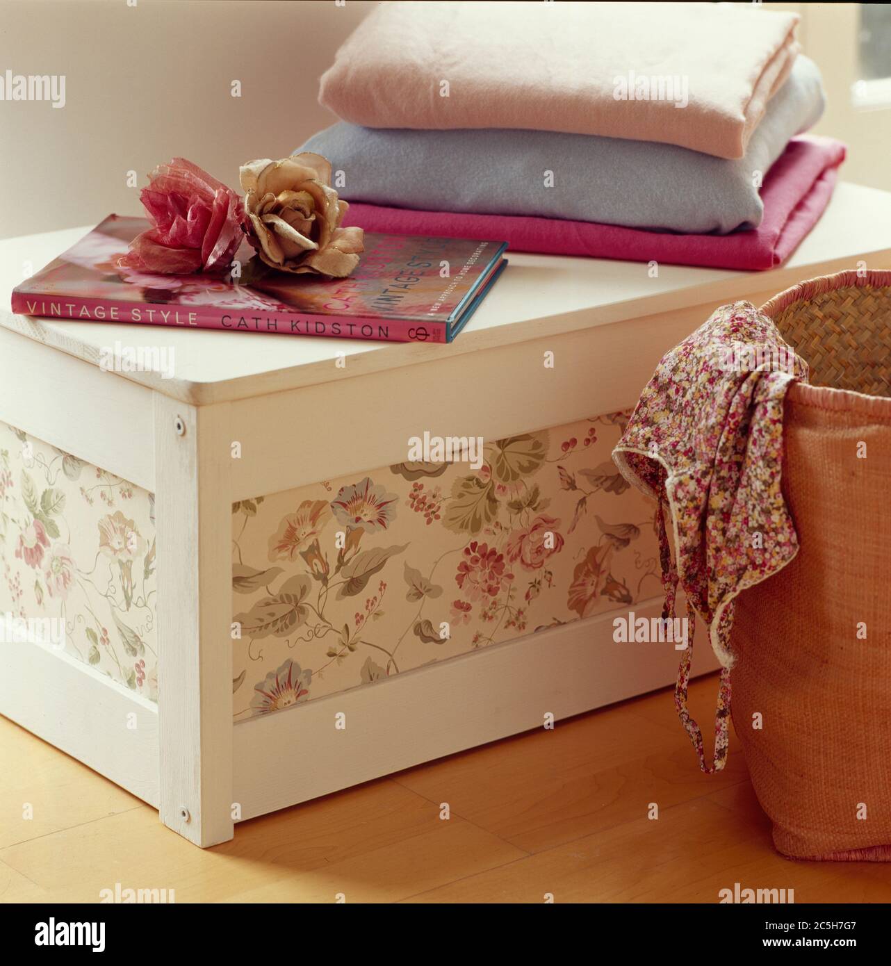 The linen box hi-res stock photography and images - Alamy