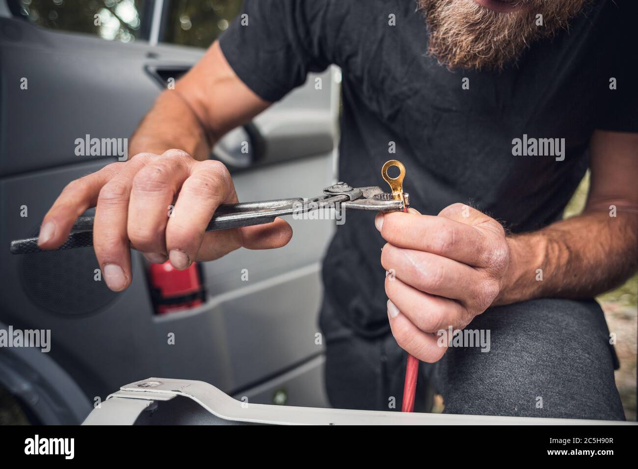 Attaching the cable hi-res stock photography and images - Alamy