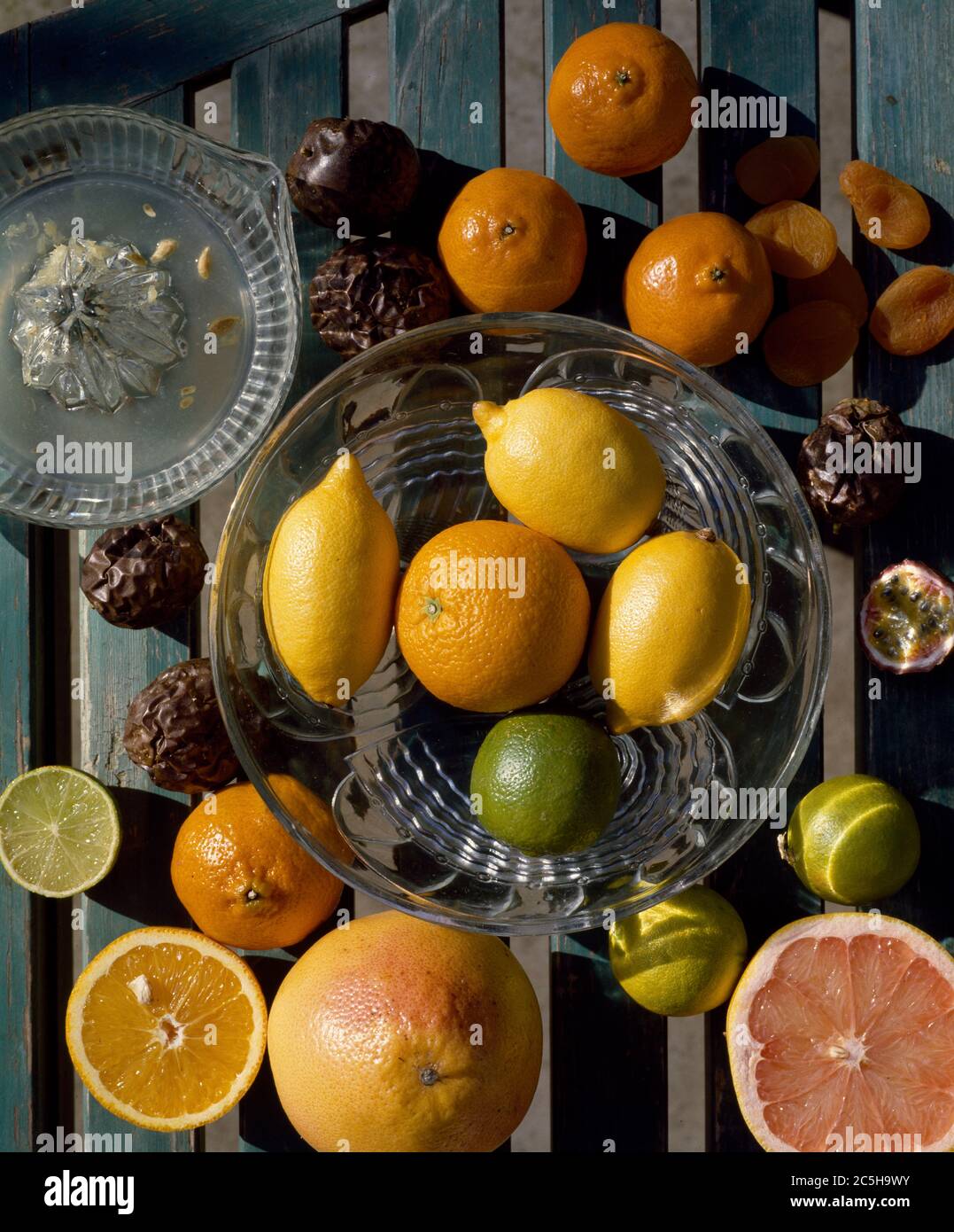 Squeezing citrus fruits hi-res stock photography and images - Alamy
