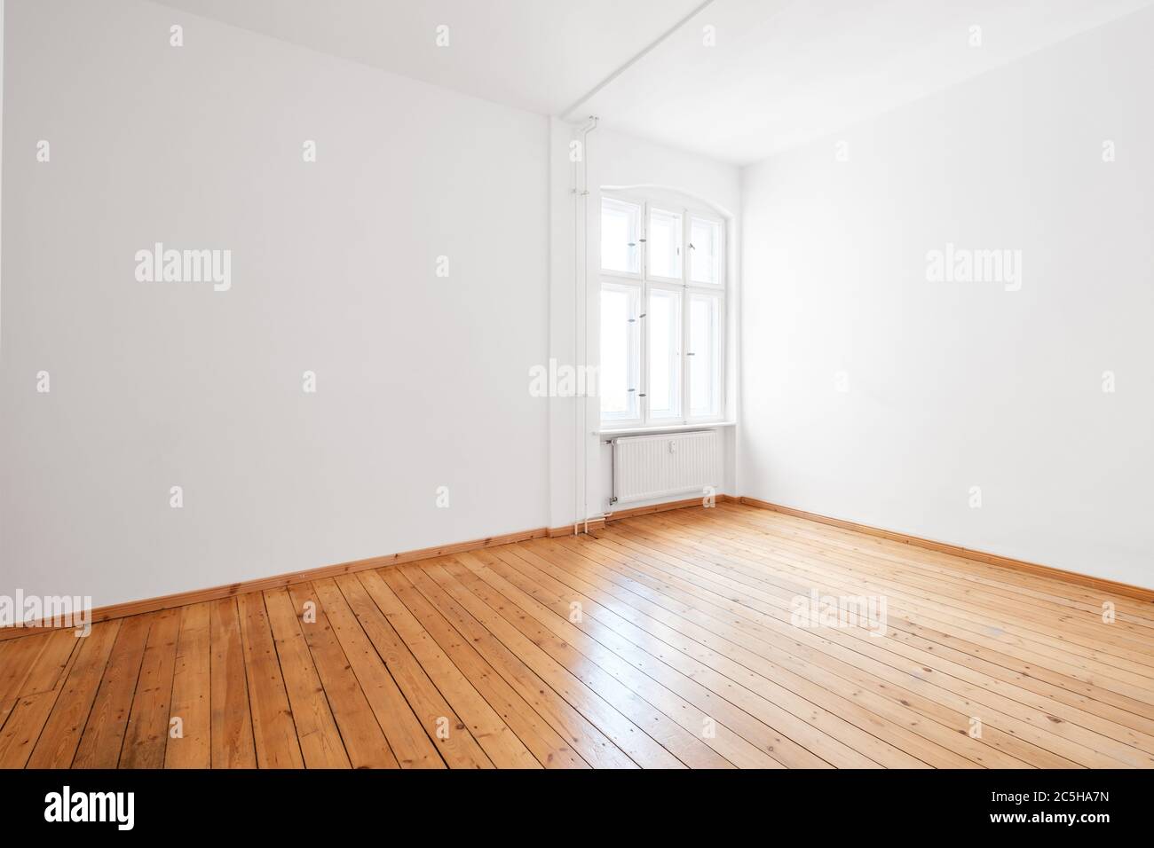 empty white room in apartment flat with hardwood floor and window Stock ...